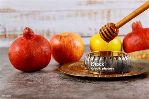 사과와 꿀 유대인 새해 로쉬 하샤나 쇼파의 코셔 전통 음식 Tishrei에 대한 스톡 사진 및 기타 이미지 Tishrei 개념 건강한 생활방식 Istock