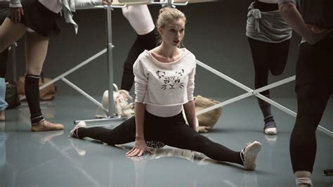 Taylor Is So Flexible 😍 R Taylorswiftslegs