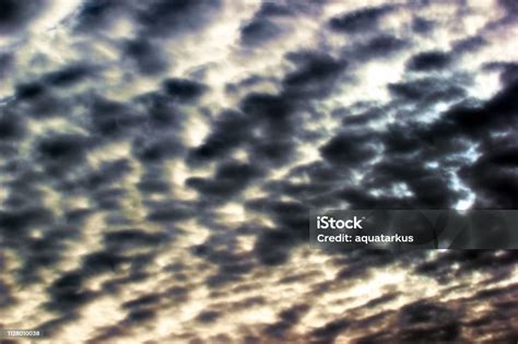 Awan Berwarna Abstrak Di Langit Foto Stok Unduh Gambar Sekarang Alam Angin Awan Langit