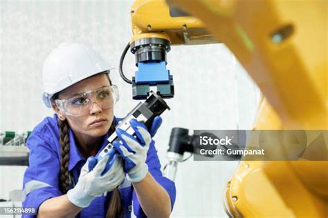 여성 자동화 기계 엔지니어 학생 연구 및 검사 제어 로봇 팔 기계 대학 또는 공장 작업장 Ai 로봇 기술 인더스트리 50 제조업의 새로운 혁신 트렌드 Stem 주제에 대한