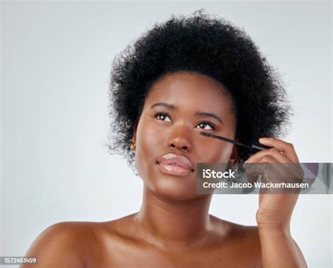 흑인 여성 마스카라 또는 스튜디오에서 흰색 배경에 아프리카를 가진 아름다움을 위한 메이크업과 브러시 얼굴 치료를 위해 눈 제품 화장품 또는 속눈썹을 바르는 아프리카 사람