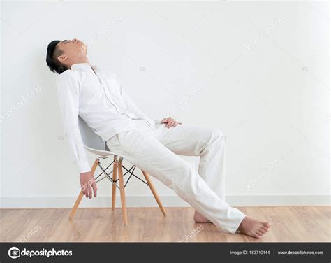 Референсы поз сидящих на стуле 98 фото