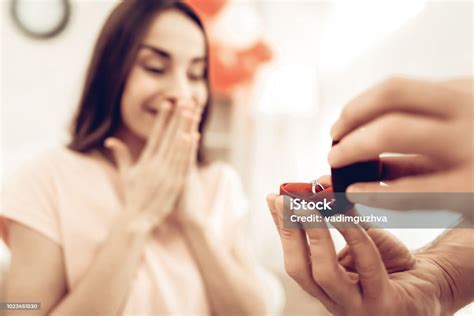 남자는 여자 친구에 게 반지를 제공합니다 발렌타인의 하루입니다 2명에 대한 스톡 사진 및 기타 이미지 2명 2월 가정 생활 Istock