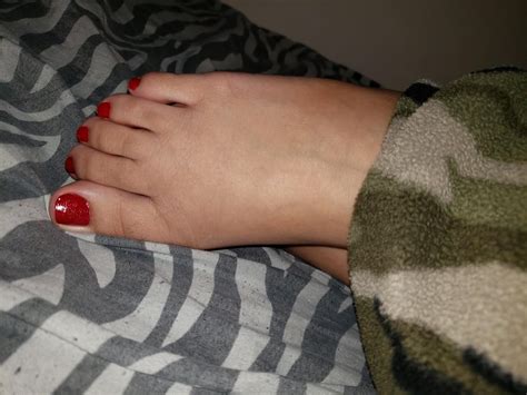 Whos In To Feet Is My Sisters Feet Pic Sexy Rsistersnsfw