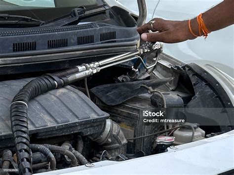 주유소 앞마당에 있는 연료 펌프에서 차량을 채우는 알아볼 수 없는 사람의 전체 프레임 이미지 엔진룸의 자동차 충전 밸브에 있는 압축 천연 가스 전경에 압축천연가스에 대한