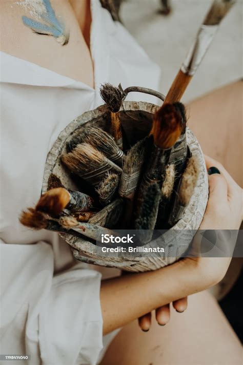 페인트 브러시를 들고 여성 아티스트 손의 클로즈업 공부에 대한 스톡 사진 및 기타 이미지 공부 공예 디자인 Istock