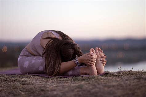 어린 피트니스 소녀 에 그라운드 에 요가 앉아 앞으로 벤드 위치 에 황혼 야외 25 29세에 대한 스톡 사진 및 기타 이미지 25 29세 건강한 생활방식 균형