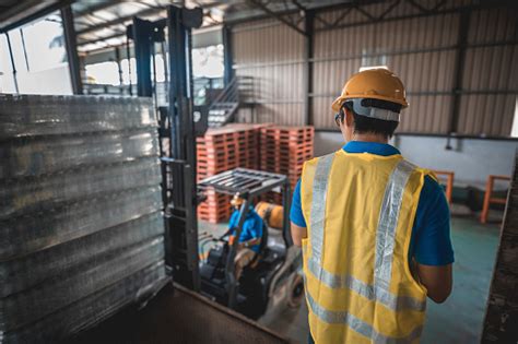 아시아 창고 노동자 는 지게차와 트럭에 팔레트에 상자를로드 하는 동안 포맨 계산 재고 2명에 대한 스톡 사진 및 기타 이미지 2명 가솔린 고용과 노동 Istock