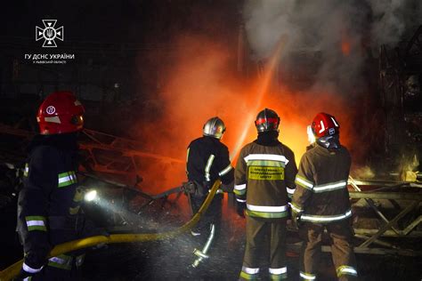На Львівщині ліквідували наслідки пожежі що виникли внаслідок ворожих обстрілів фото Новини