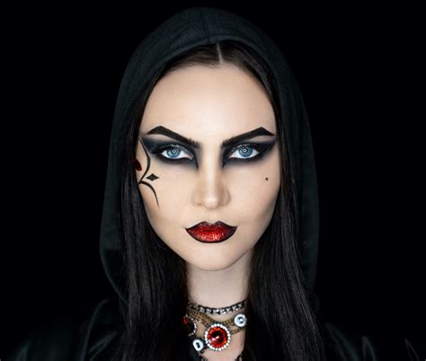 9 Halloween Makeup Ideas That Are Glam And Ghoul For 2025