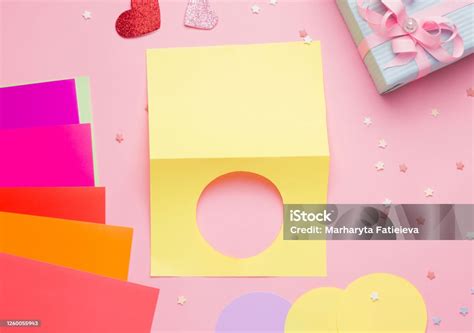 해피 발렌타인 데이 Diy 엽서 단계별 1단계 색깔의 종이 한 조각을 반으로 접어 한쪽에 원을 잘라냅니다 Diy에 대한 스톡 사진 및 기타 이미지 Istock