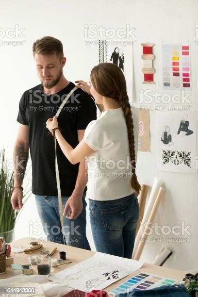 스튜디오에서 남성 클라이언트의 측정을 수행 하는 여성 재 봉사 2명에 대한 스톡 사진 및 기타 이미지 2명 개성 개념 고객 Istock