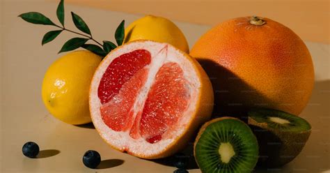 테이블에 자몽 오렌지 키위 레몬 사진 Unsplash의 과일 이미지