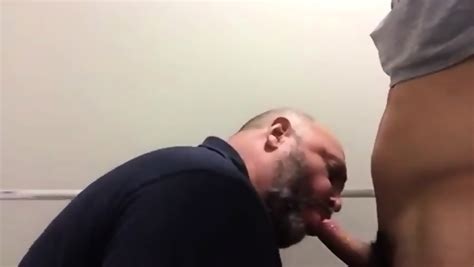 Urso E Novinho No Reservado Do Banheiro Eporner