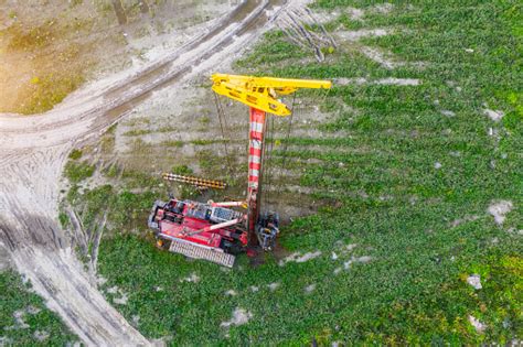 기술 건설 공중보기의 시작 부분에 땅에 집의 기초의 더미를 구동하기위한 기계 망치에 대한 스톡 사진 및 기타 이미지 망치 유압기 Charitable