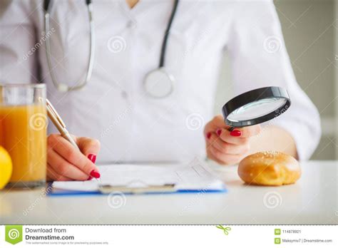 Foto Conceptual De Un Nutricionista De Sexo Femenino Con Las Frutas En El DES Imagen De Archivo