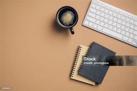 갈색 배경에 커피 키보드 종이 노트북 한 잔이있는 최소한의 스타일의 사무실 책상 비즈니스 개념 0명에 대한 스톡 사진 및 기타 이미지 Istock