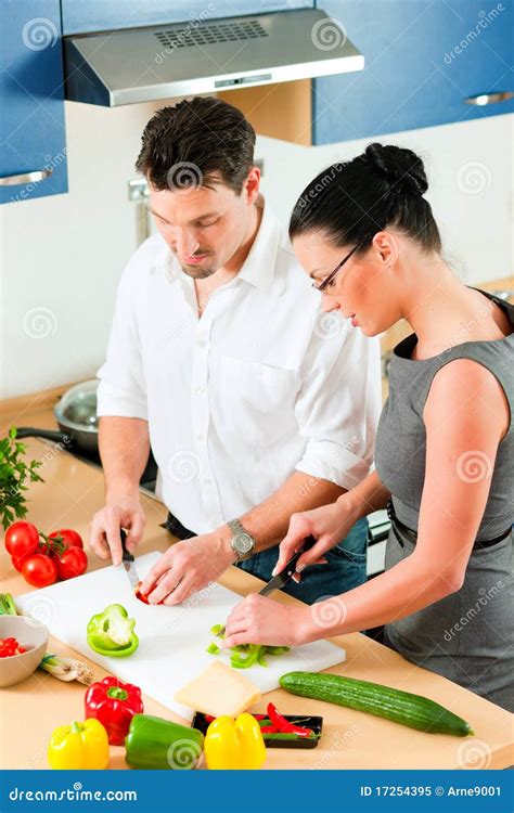 Couples Faisant Cuire Ensemble Dans La Cuisine Image Stock Image Du Int Rieur Amour