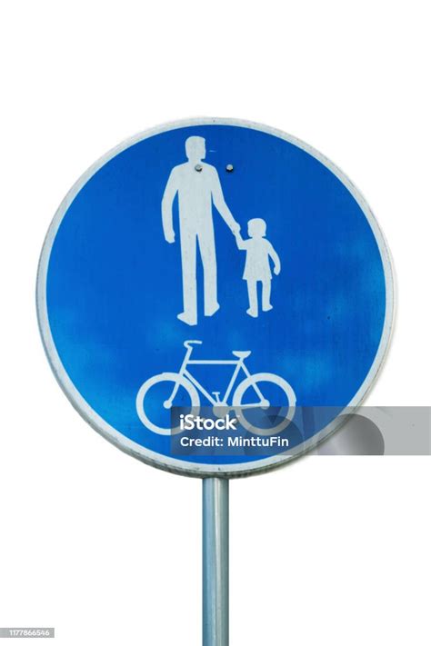 흰색 배경에 고립 된 자전거와 보행자를위한 도로 표지판 거리에 대한 스톡 사진 및 기타 이미지 거리 교통 기둥 Istock