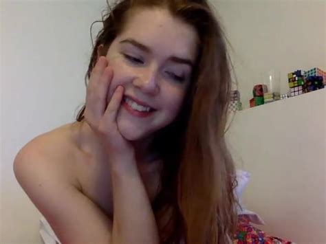 Рыжая перед сном перед вебкамерой Xhamster