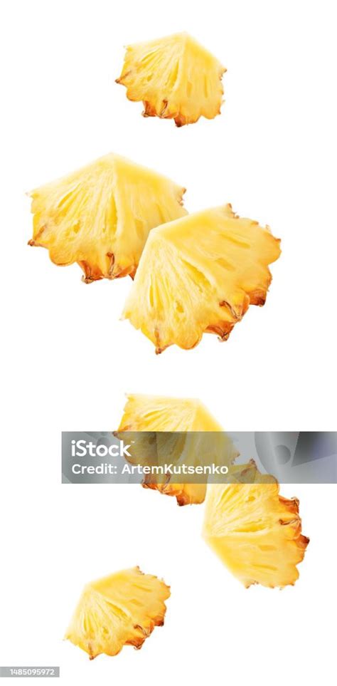 고립 된 비행 파인애플 떨어지는 얇게 썬 아나나스 과일은 클리핑 패스가 있는 흰색 배경에 분리되어 있다 컷아웃에 대한 스톡 사진