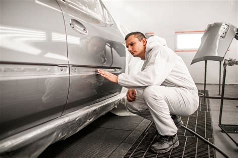 갓 칠한 문 세그먼트에 페인트 일관성을 확인 하는 자동차 회화 기술자 스프레이 도장에 대한 스톡 사진 및 기타 이미지