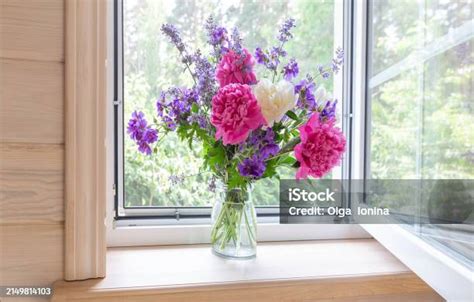 소박한 목조 주택에 모기장이 있는 흰색 창문을 엽니다 창턱에 모란의 여름 꽃다발 문에 대한 스톡 사진 및 기타 이미지 문 녹색 창틀 Istock