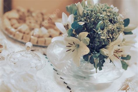 웨딩 테이블의 화려한 부드러운 흰색 꽃 꽃다발 부드러운 중심 웨딩 테이블 장식 중심의 근접 촬영 정물 사진 배경 및 무료 다운로드를위한 그림 Pngtree