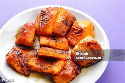 주황색 야채 팝 아트 조각 자주색 배경 채식주의 건강 식품 예술에 호박의 꿀 흰 접시와 호박 구운 호박 자외선 배경 Celebrity Roast에 대한 스톡 사진 및 기타