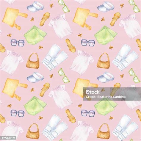 여자의 여름 옷 수채화 원활한 패턴은 분홍색으로 분리되어 있습니다 상의 스커트 신발 선글라스의 세련된 의상을 손으로 그렸습니다 상점 판매 섬유 포장 쇼케이스 여름 인쇄를