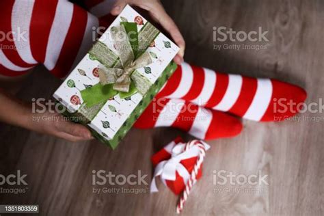크리스마스 무릎 양말에 여자는 바닥에 앉아 선물 상자를 엽니 다 개념에 대한 스톡 사진 및 기타 이미지 개념 겨울 공휴일