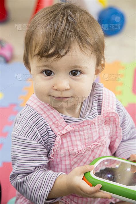 可爱的小女孩抱着玩具的肖像