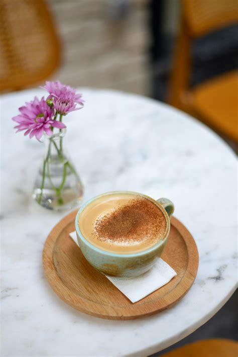 가정 환경 검은색 국화 꽃꽂이 꽃병 냅킨 디자인 라이프스타일 럭셔리한 레저 무늬가 있는 접시 물 미식가 빨간 컵 수직 쐈어 술을 마시다 시크한