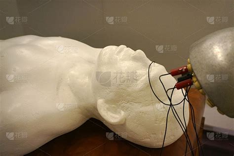 用电缆连接来检测脑电波的模型