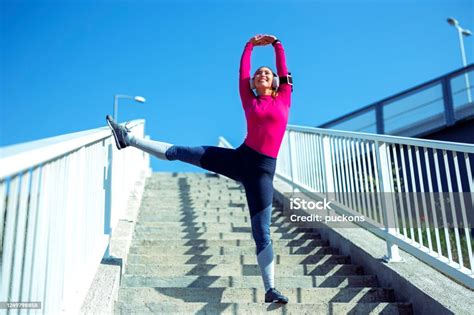 계단과 미소에서 스트레칭 머리에 헤드폰과 피트니스 여자 가냘픈에 대한 스톡 사진 및 기타 이미지 가냘픈 건강한 생활방식 계단 Istock