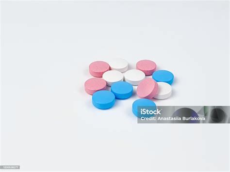 흰색 배경에 고립 된 여러 가지 빛깔의 비타민과 보충제 건강한 식이 보조 제 개념 닫습니다 공간을 복사합니다 0명에 대한 스톡 사진 및 기타 이미지 Istock