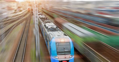 철도 트랙을 따라 돌진하는 헤드라이트가 있는 도시 열차 상단 공중 전망 사진 Unsplash의 산업 이미지