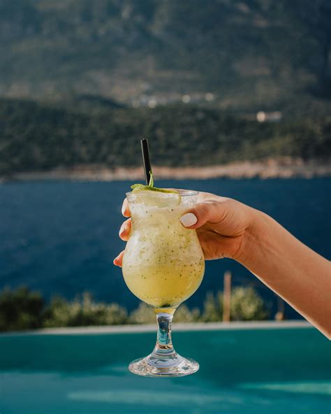 가벼운 음료 갈증 담금질 감귤류 건강한 음료 고명 그림자 꿀 달콤한 디톡스 라임 레몬 레몬 라임 레몬에이드