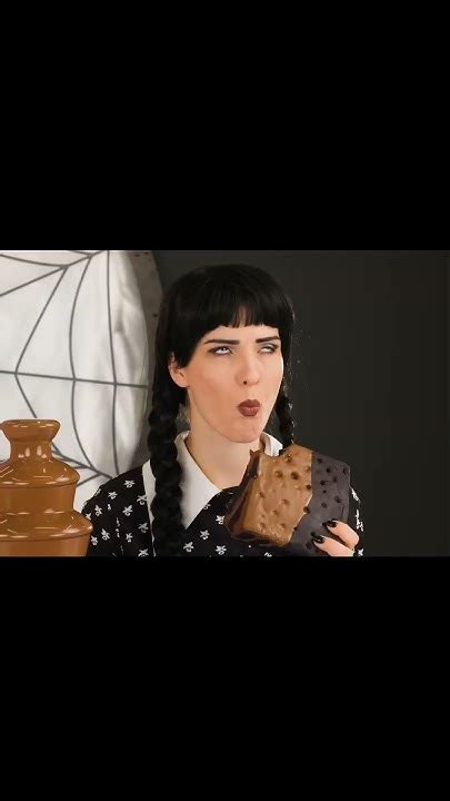 Среда ест шоколадный торт Youtube
