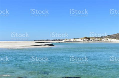 호수와 청록색 물이있는 해변 하얀 모래 모래 언덕과 푸른 바다 맑은 하늘 화창한 날 카르노타 코루냐 스페인 0명에 대한 스톡