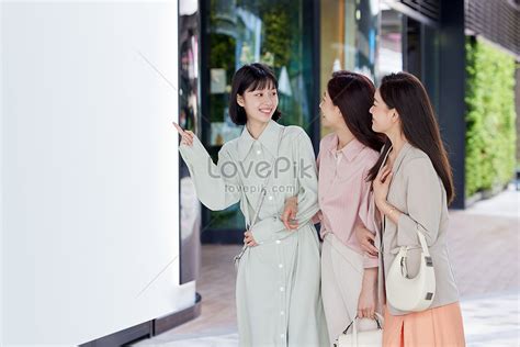 Intimate Female Girlfriends Go Shopping Together Picture And HD Photos Free Download On Lovepik