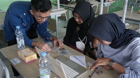 PELATIHAN ARDUINO DENGAN SENSOR DHT 11 PENGABDIAN MASYARAKAT TELKOM UNIVERSITY 2022 Kelompok