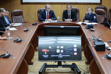 На снимката от ляво надясно заместник министърът на електронното управление Валентин Мундров