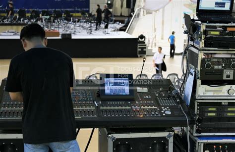 공연 리허설 준비중인 사운드 엔지니어 Yanggiri 사진 공연 축제 음악회 리허설 연습 준비 사운드 엔지니어 콘솔 조정 마이크 방송 장비 기기