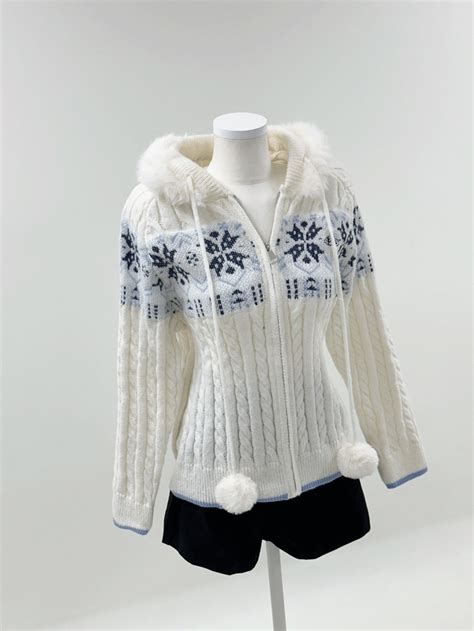 [귀염귀염 겨울느낌 ]눈꽃 방울 퍼 후드 아가일 꽈배기 배색 니트 집업 가디건 에이블리