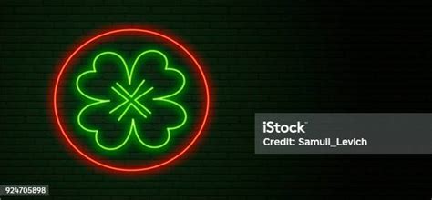 세인트 Patricks 일 네온 사인 녹색 벽돌 벽 현실적인 기호입니다 아일랜드에서 공휴일 기호입니다 토끼풀은 아일랜드 서식 파일 밤 수평 배너입니다 St Patrick
