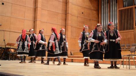 Бистришките баби и техните внучки Концерт Обичам българската музика част 1 Youtube