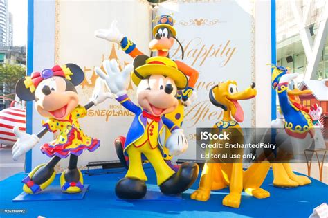 Mickey Mouse Dan Disney Temanteman Maskot Kaca Serat Untuk Dipajang Selama Natal Pakaian Mereka