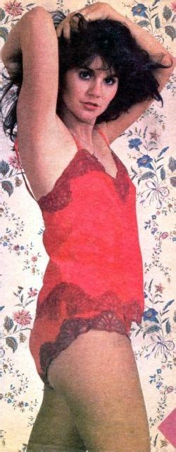 Linda Ronstadt Doing A Photoshoot In 1976 Rvgb