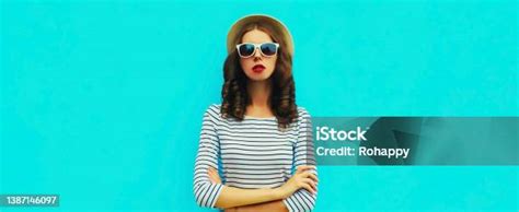 스트라이프 티셔츠를 입고 포즈를 취하는 세련된 젊은 여성 모델의 초상화와 파란색 배경에 여름 밀짚 라운드 모자 20 29세에 대한 스톡 사진 및 기타 이미지 Istock